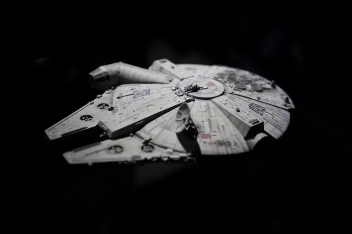 millenium falcon sony a7r sharhi