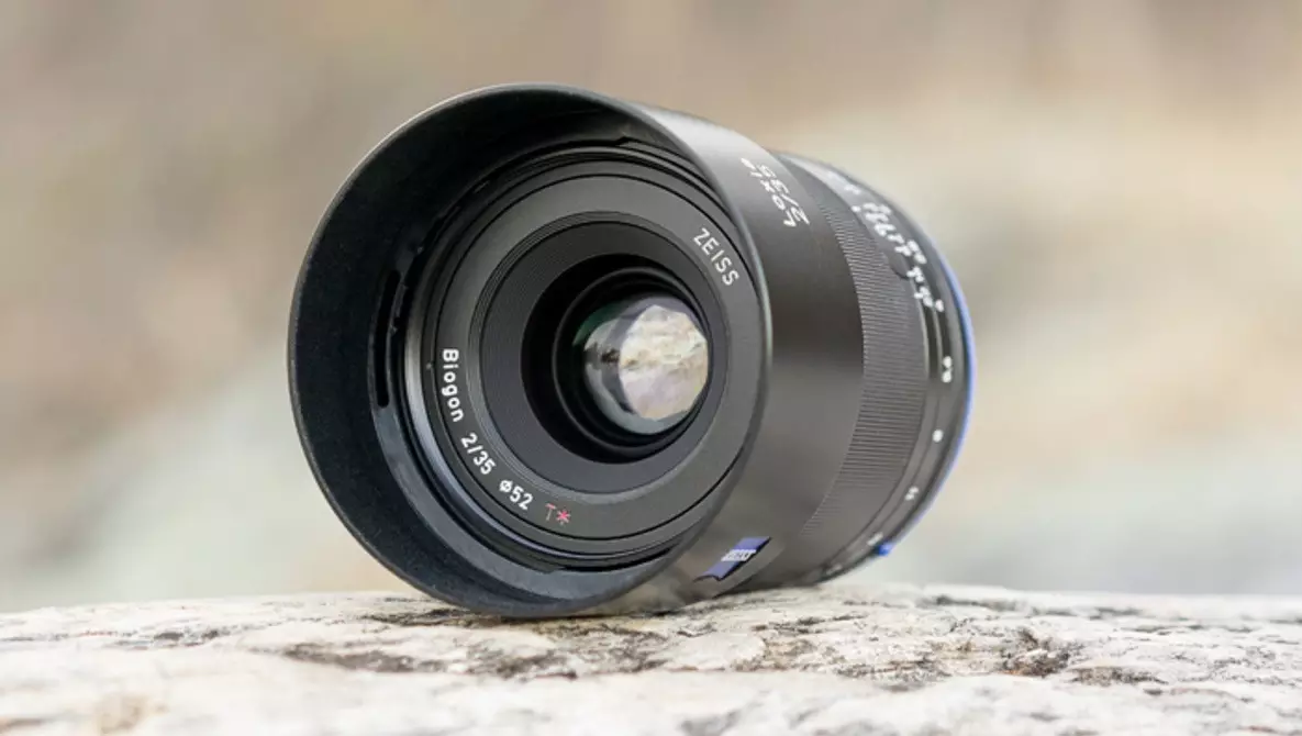 Fstoppers сонун жасалган Zeiss Loxia 35мм f/2 линзасын карап чыгат