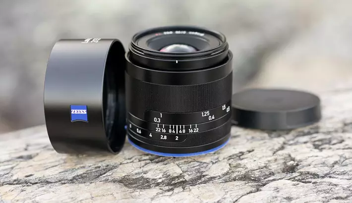 Fstoppers Iwunikanso Zeiss Loxia Yopangidwa Mwaluso 35mm f/2 Lens 334542_1