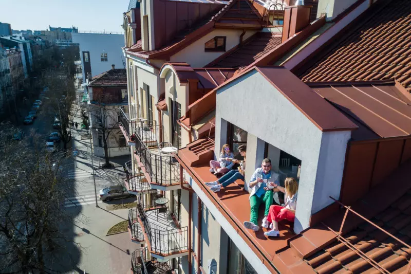 El fotògraf utilitza el seu drone com a forma segura de fer retrats dels locals en quarantena 33964_13