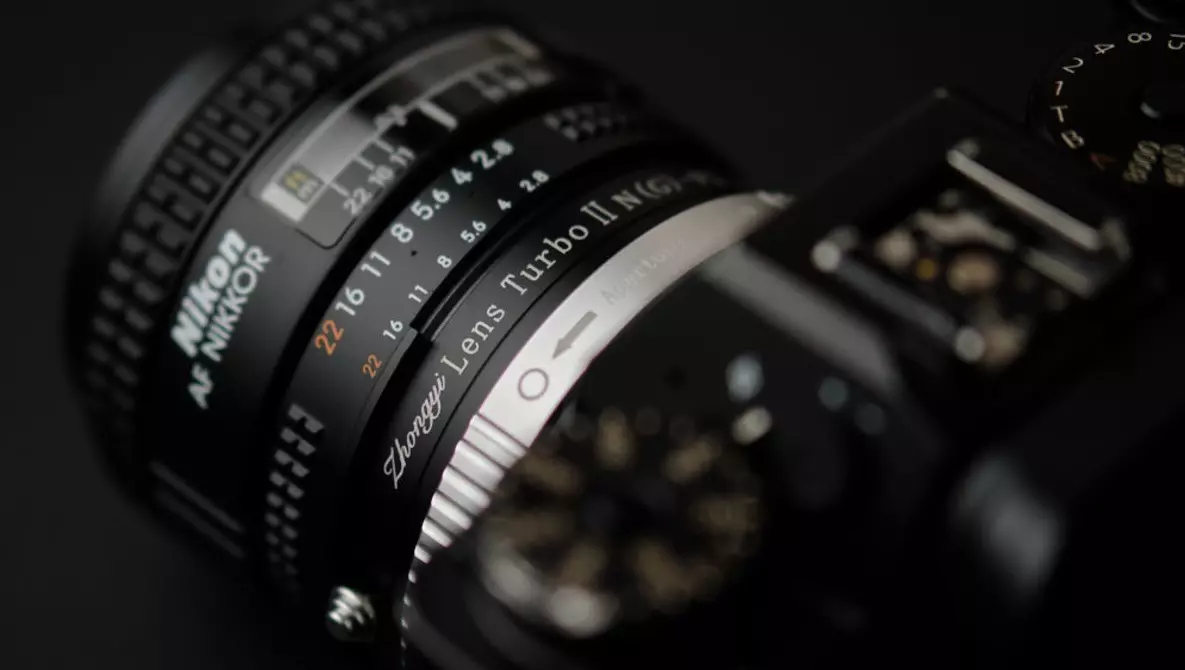 Fstoppers Zhongyi Lens Turbo II Nikon F دىن Fujifilm X فوكۇسنى تۆۋەنلىتىدۇ