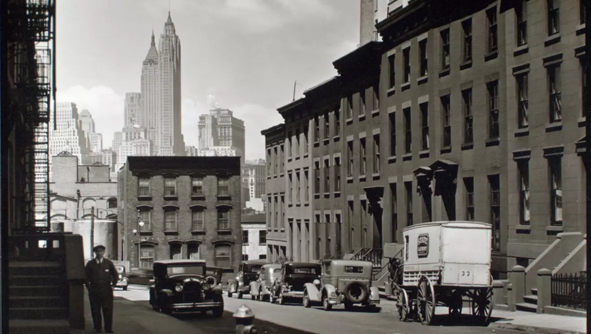 Makasaysayanon nga mga Imahe sa Halos Tanan nga Pre-War Building sa New York City