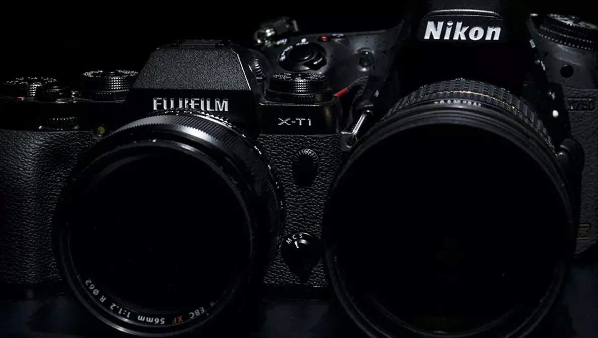 Kini idi ti Awọn alamọdaju yẹ ki o ta DSLR ati Awọn kamẹra Aini digi ni akoko kanna