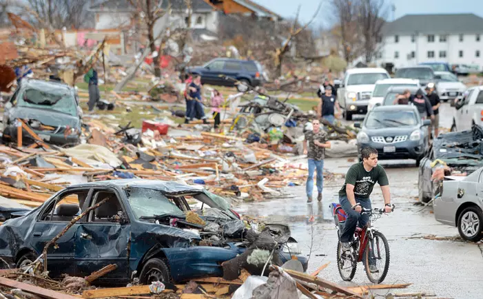 La serie de fotografías de entonces y ahora muestra la devastación de un tornado y la resistencia de una comunidad 346427_10