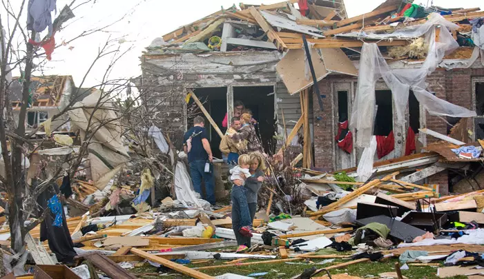 La serie de fotografías de entonces y ahora muestra la devastación de un tornado y la resistencia de una comunidad 346427_14