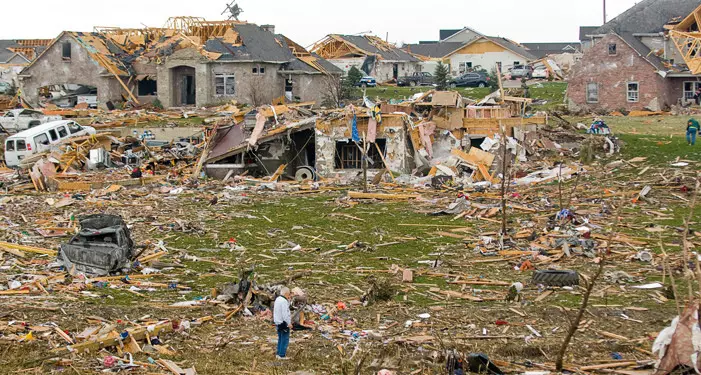 A serie de fotos de entón e agora mostra a devastación dos tornados e a resistencia dunha comunidade 346427_16