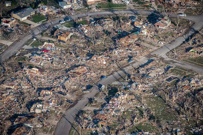 Nekada i sada Serija fotografija prikazuje razaranja tornada i izdržljivost zajednice 346427_4