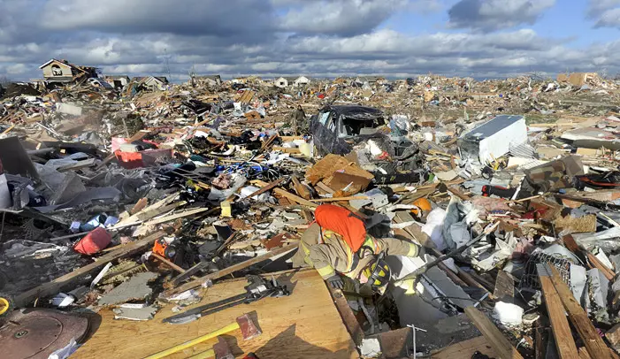 La serie de fotografías de entonces y ahora muestra la devastación de un tornado y la resistencia de una comunidad 346427_6