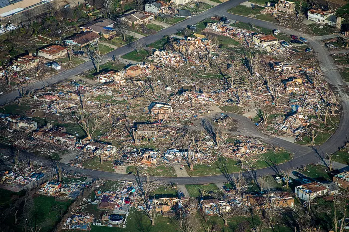 Tiam kaj Nun Foto-Serio Prezentas Tornado Devastation kaj Komunuma Eltenemo 346427_8