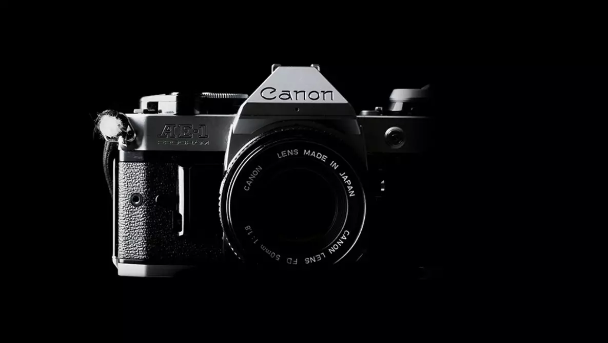 Fstoppers ینالاگ جائزے: Canon AE-1 پروگرام