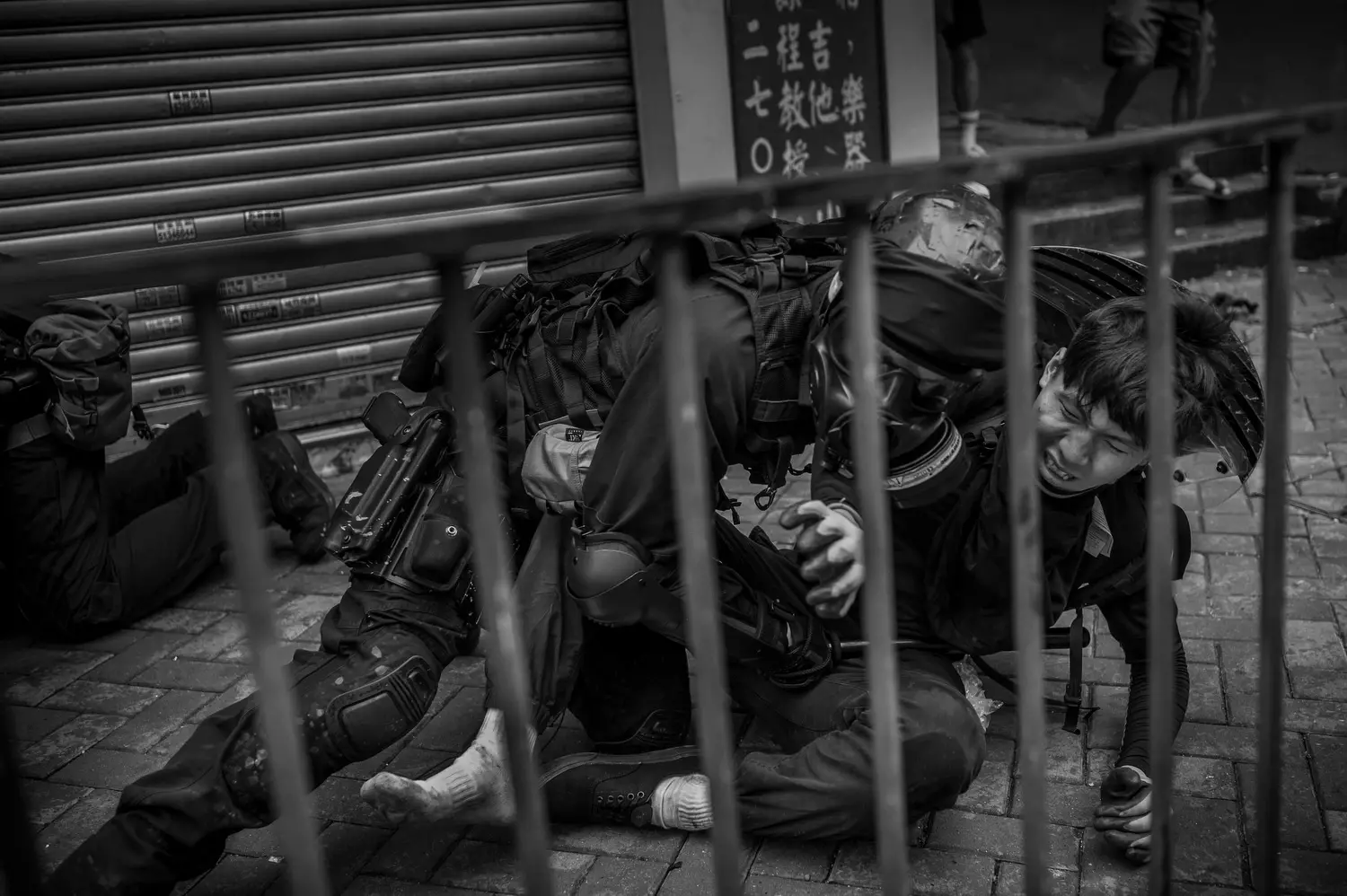 الدم والعرق والغاز المسيل للدموع: ما يلزم لتصوير صور احتجاج عنيفة حائزة على جوائز 36010_10