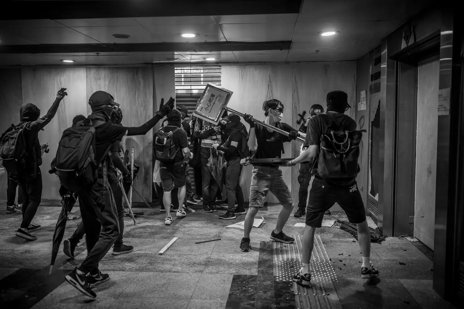 रक्त, घाम आणि अश्रू: हिंसक निषेधाचे पुरस्कार विजेते फोटो शूट करण्यासाठी काय लागते 36010_4
