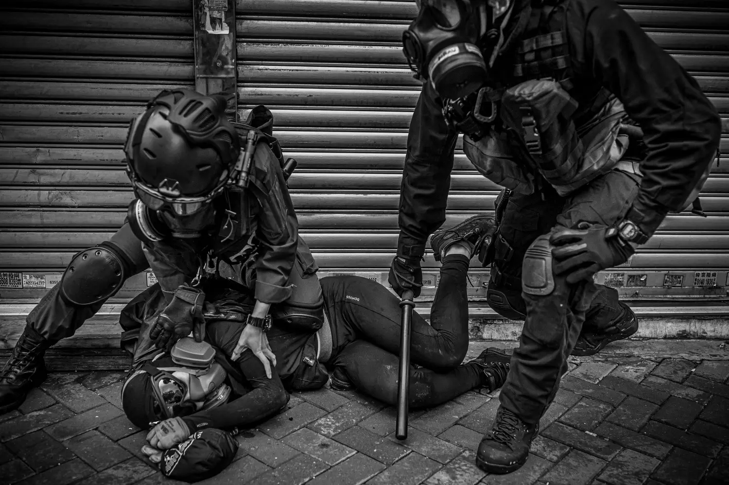 रक्त, घाम आणि अश्रू: हिंसक निषेधाचे पुरस्कार विजेते फोटो शूट करण्यासाठी काय लागते 36010_7