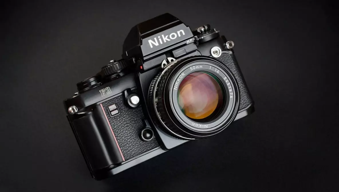Canon i Nikon haurien de tornar a fer càmeres de pel·lícula?