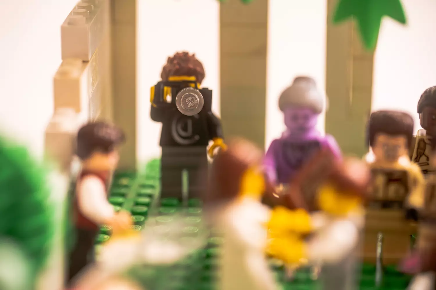 Fotograaf wat in kwarantyn geplaas is, neem die hele troudag van Lego-karakters by die huis vas vir skreeusnaakse fotoreeks 37342_6