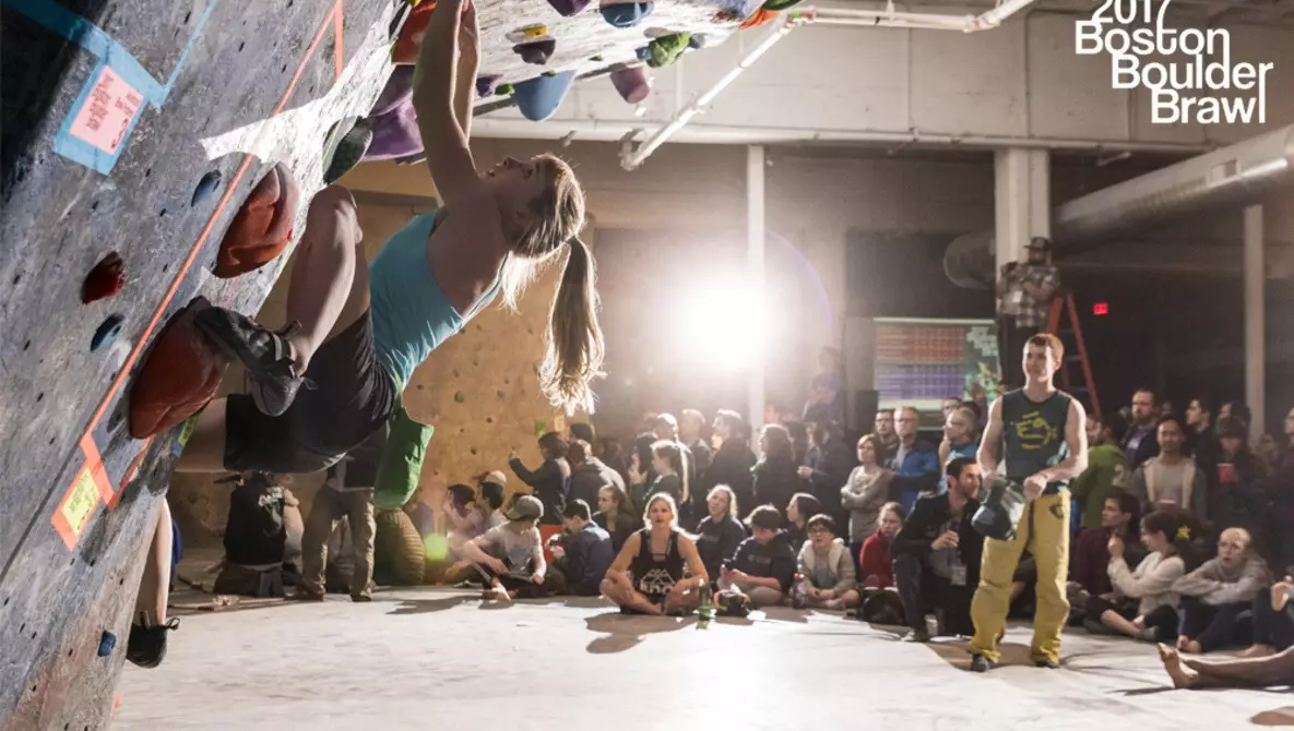 Fotografía dun Concurso de Boulder de Escalada Indoor