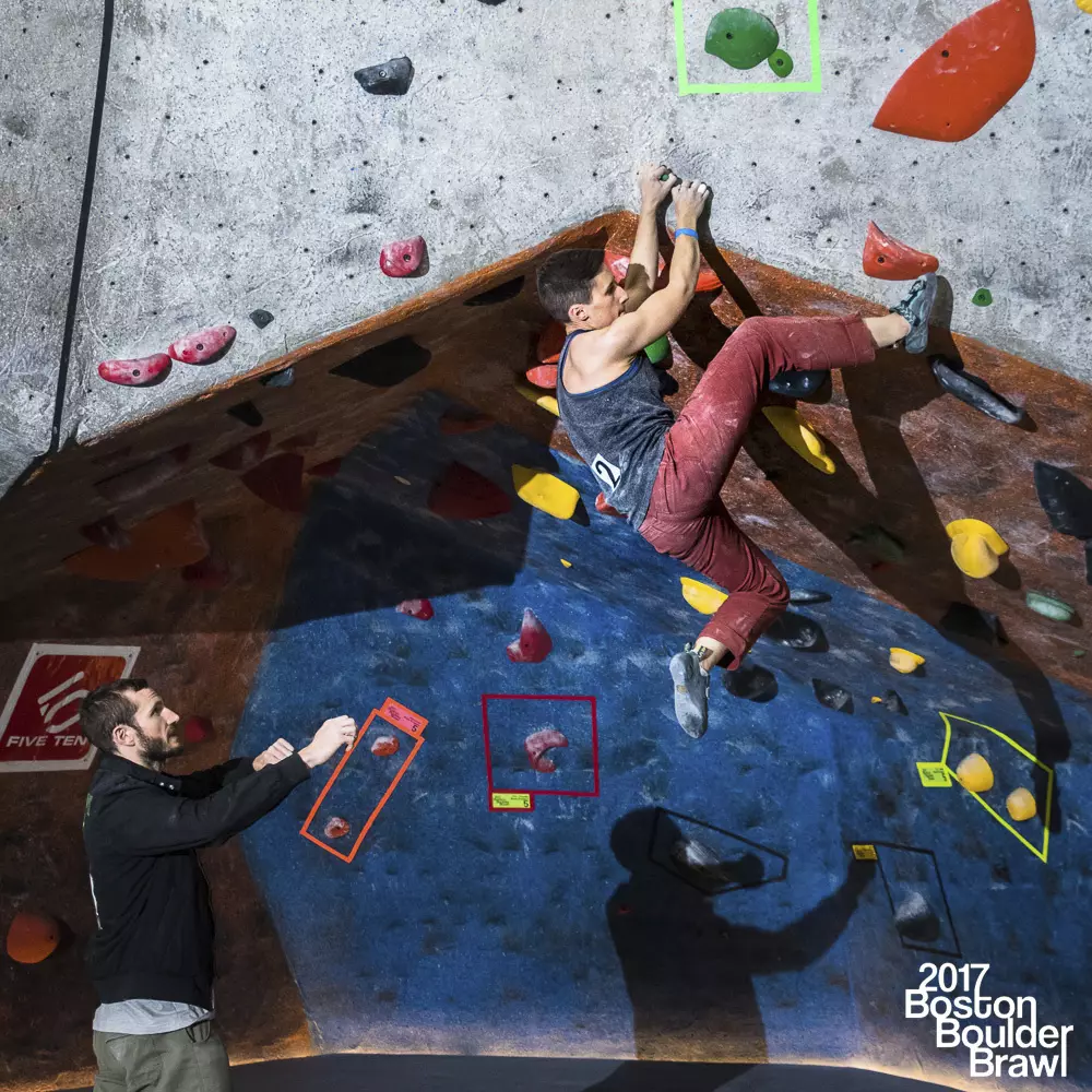 Ho nka lifoto Tlholisanong ea Indoor Rock Climbing Boulder 37939_2