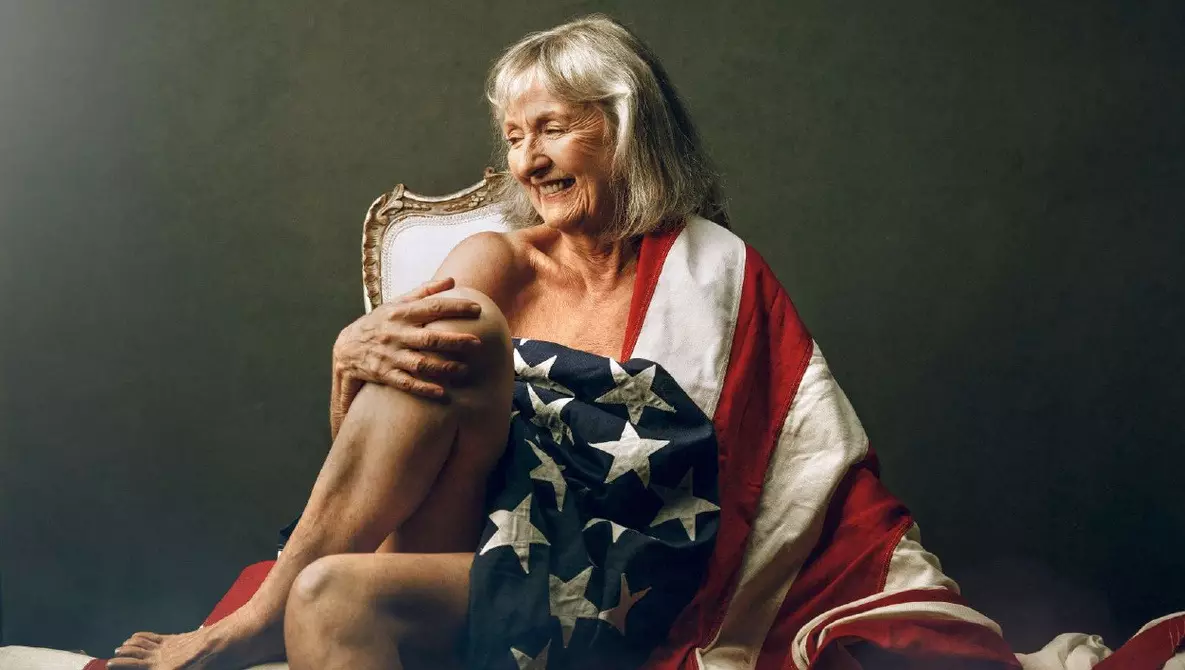 Ώριμη ομορφιά: Φωτογράφος γιορτάζει την ομορφιά και τη δύναμη των γυναικών άνω των 50 ετών