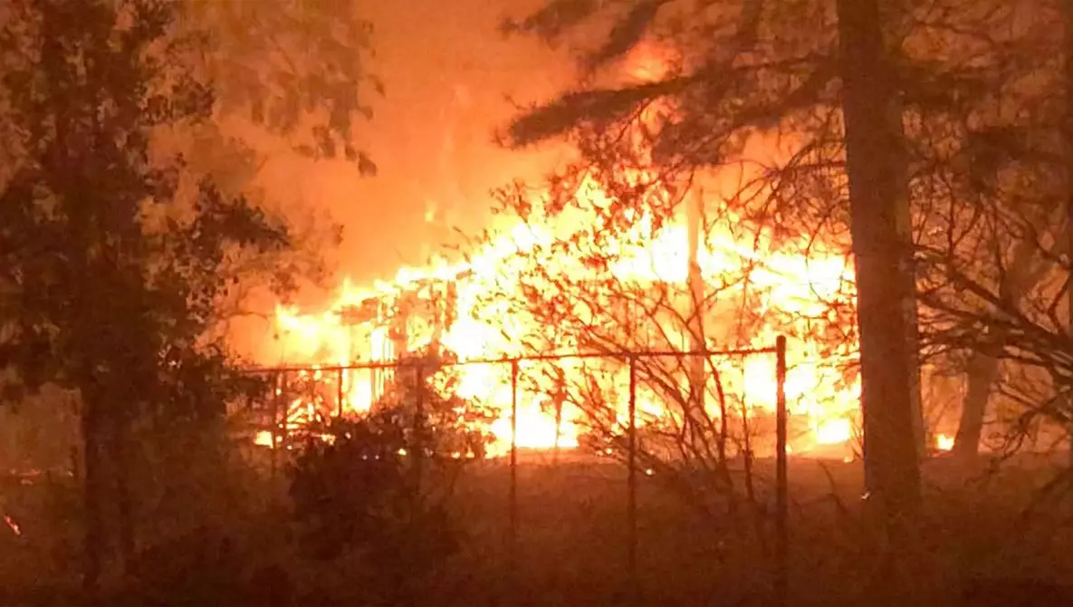 Fotograf sotva uniká pred kalifornskými požiarmi a fotografickými komunitnými zhromaždeniami na podporu