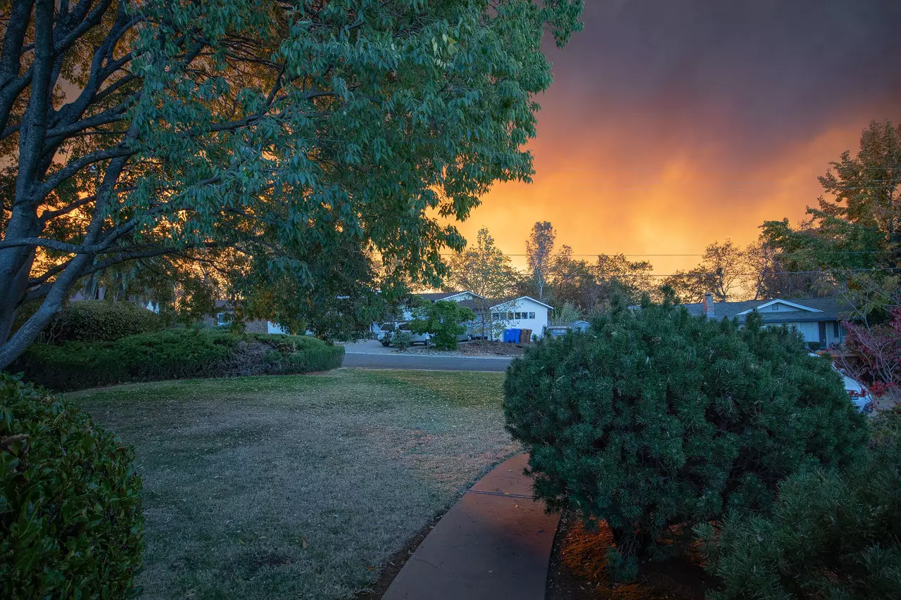 Fotograf sotva uniká pred kalifornskými požiarmi a fotografickými komunitnými zhromaždeniami na podporu 40647_2