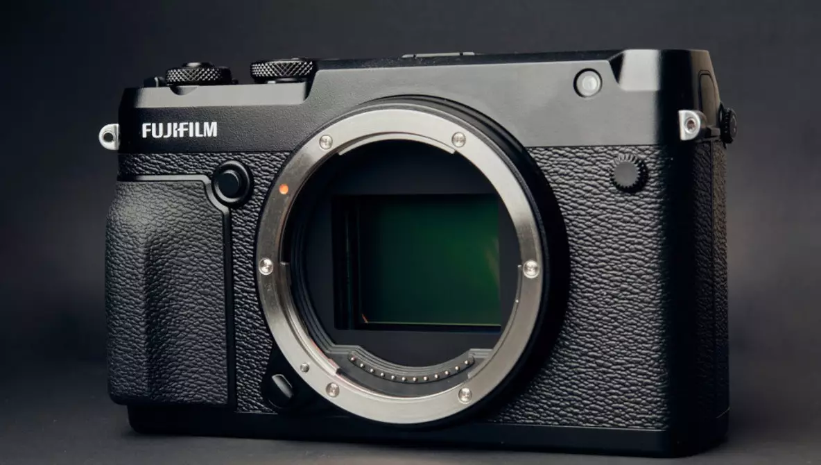 Fstoppers огляд Fujifilm GFX 50R: середній формат для мас