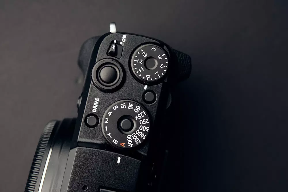 Fstoppers Mengkaji Fujifilm GFX 50R: Format Sederhana untuk Orang Ramai 414388_2