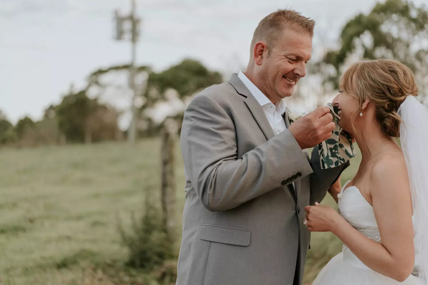 Un photographe de mariage surprend une mariée aveugle avec un album multi-sensoriel innovant 418422_1