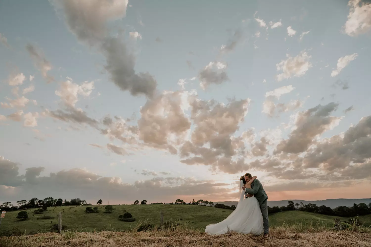 Sinurpresa ng Wedding Photographer ang Blind Bride Gamit ang Makabagong Multi-Sensory Album 418422_6