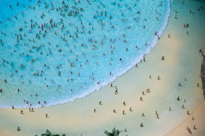 Bagnanti in Wave Pool, Orlando, Florida, 1999. di Alex MacLean