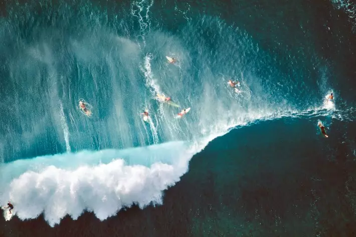 Surfers Behind Breaking Wave, Oahu, Hawaii, 1998 af Alex MacLean