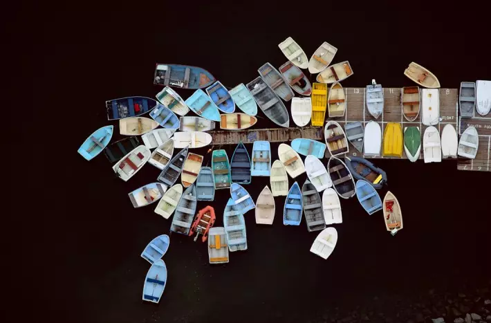 Botes agrupados alrededor del muelle, Duxbury, MA 1993 por Alex MacLean