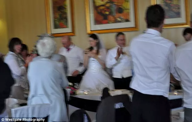 [News] Britische Hochzeitsfotografen von verärgerten Kunden in den Bankrott getrieben 424413_4