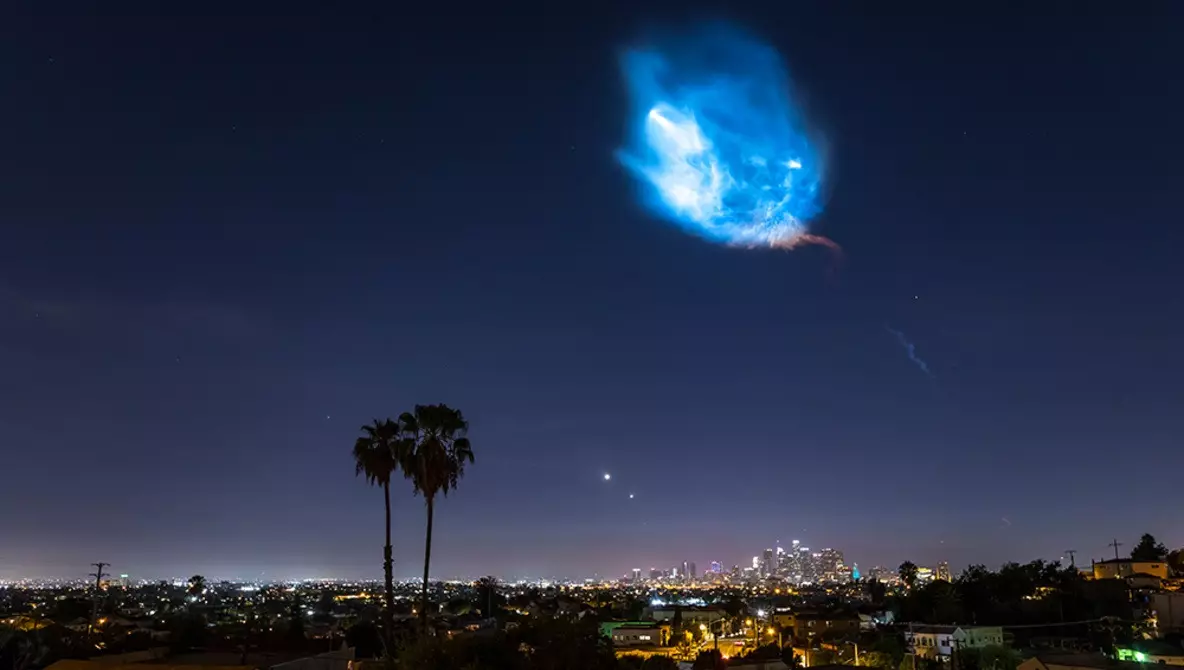 SpaceX Falcon 9 зымыранының Лос-Анджелестің үстінен ұшырылуы туралы әдемі бейне