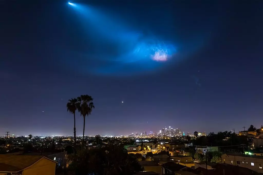 SpaceX Falcon 9 ракетасынын Лос-Анжелестин үстүнөн учурулган учурунун кооз видеосу 42945_1