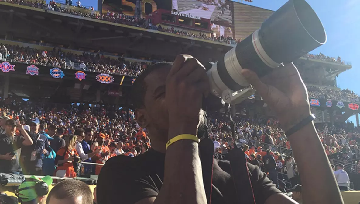 A estrela do baloncesto Kevin Durant chega á marxe como fotógrafo da Super Bowl