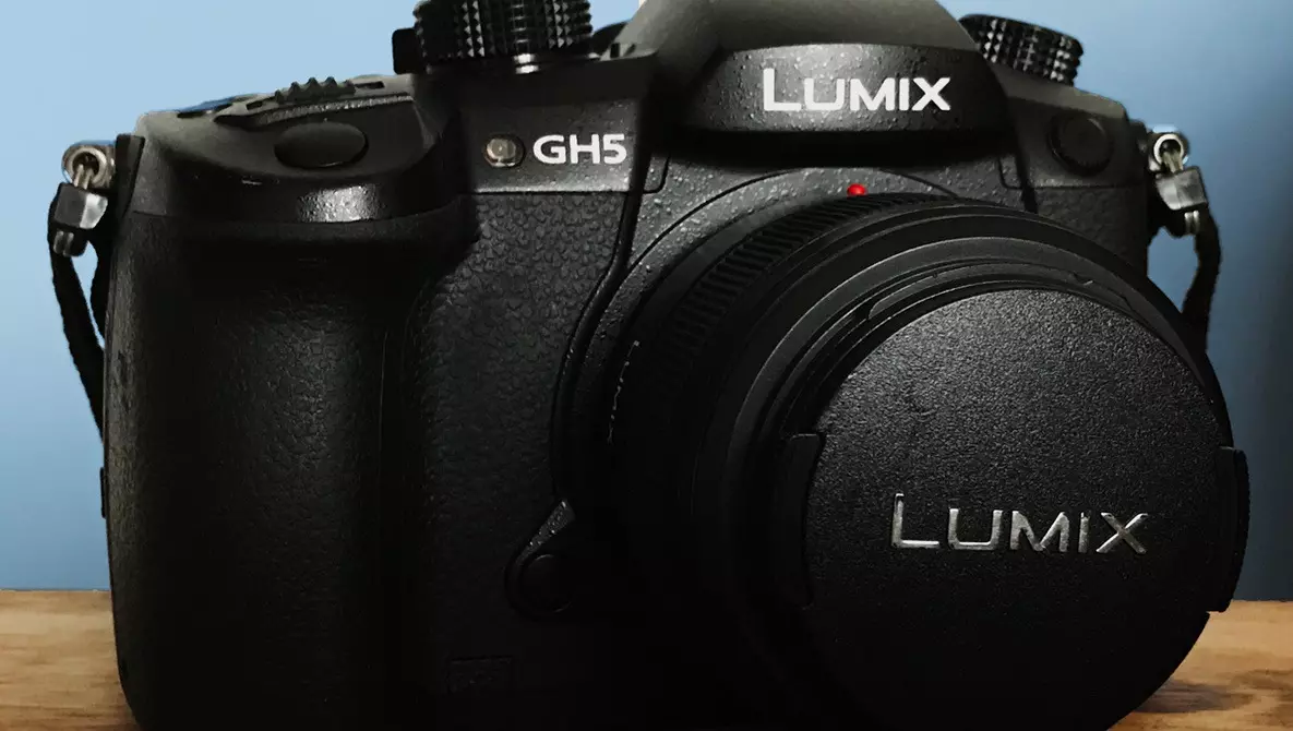 I-Panasonic GH5 Firmware 2.0 Imininingwane Yokuvuselela Ekugcineni Yamenyezelwa Ngezimanga Ezimbalwa