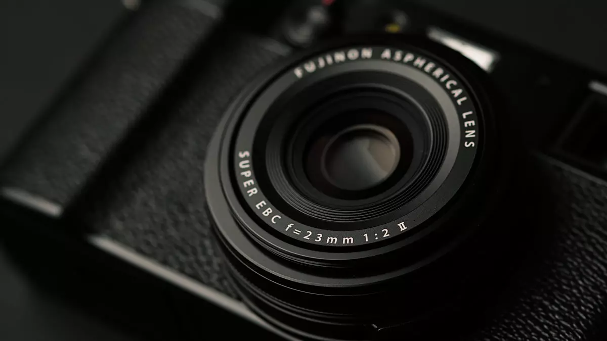 Fstoppers 'Long-Tsev Tshuaj Xyuas ntawm Fujifilm X100V Mirrorless Lub Koob Yees Duab 43930_1