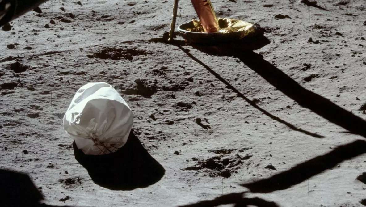 ნილ არმსტრონგის მიერ მთვარეზე გადაღებულ პირველ ფოტოზე ნაგვის ტომარა იყო გამოსახული