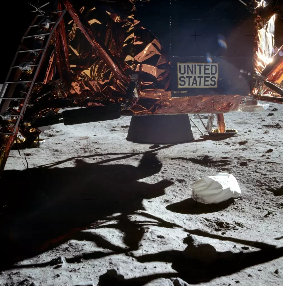 ნილ არმსტრონგის მიერ მთვარეზე გადაღებულ პირველ ფოტოზე ნაგვის ტომარა იყო გამოსახული 44185_1