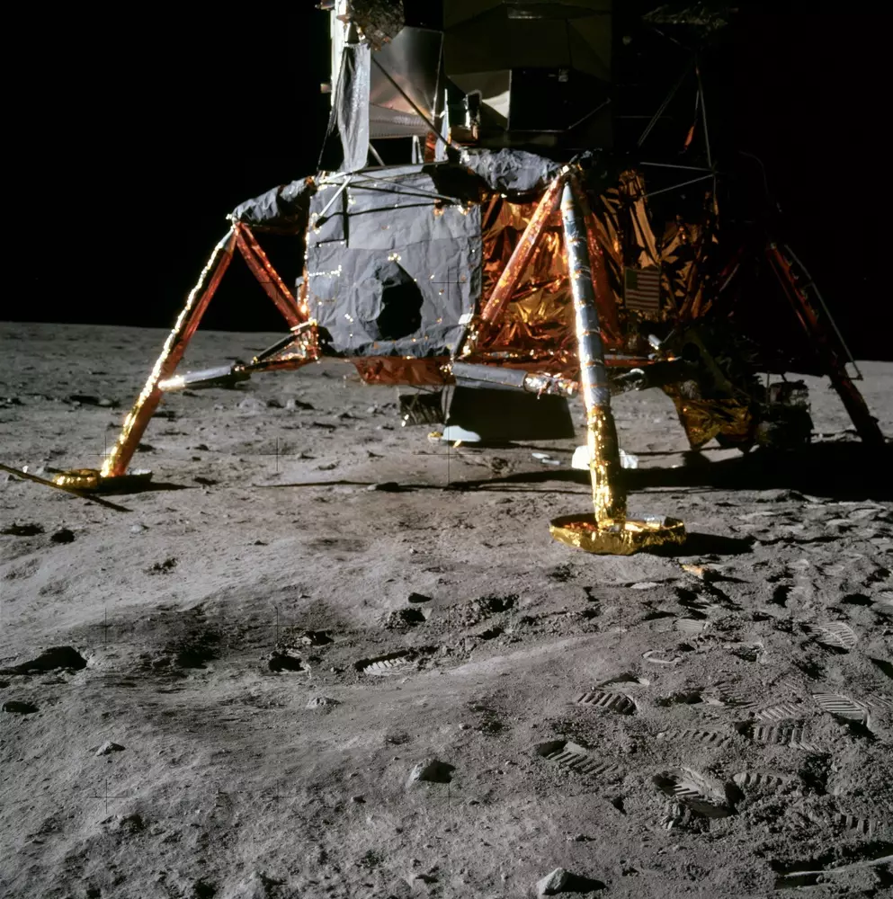 Pirmojoje Neilo Armstrongo Mėnulyje padarytoje nuotraukoje buvo šiukšlių maišas 44185_2