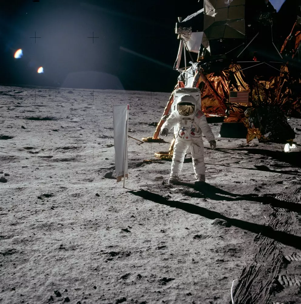 ნილ არმსტრონგის მიერ მთვარეზე გადაღებულ პირველ ფოტოზე ნაგვის ტომარა იყო გამოსახული 44185_4