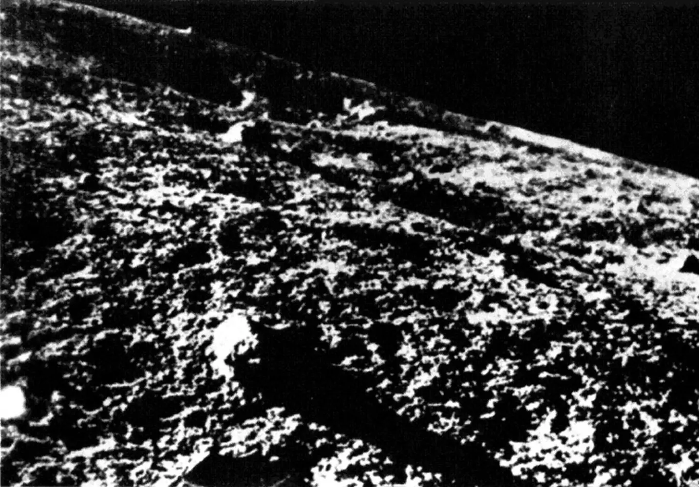 De eerste foto gemaakt op de maan door Neil Armstrong met een vuilniszak 44185_5