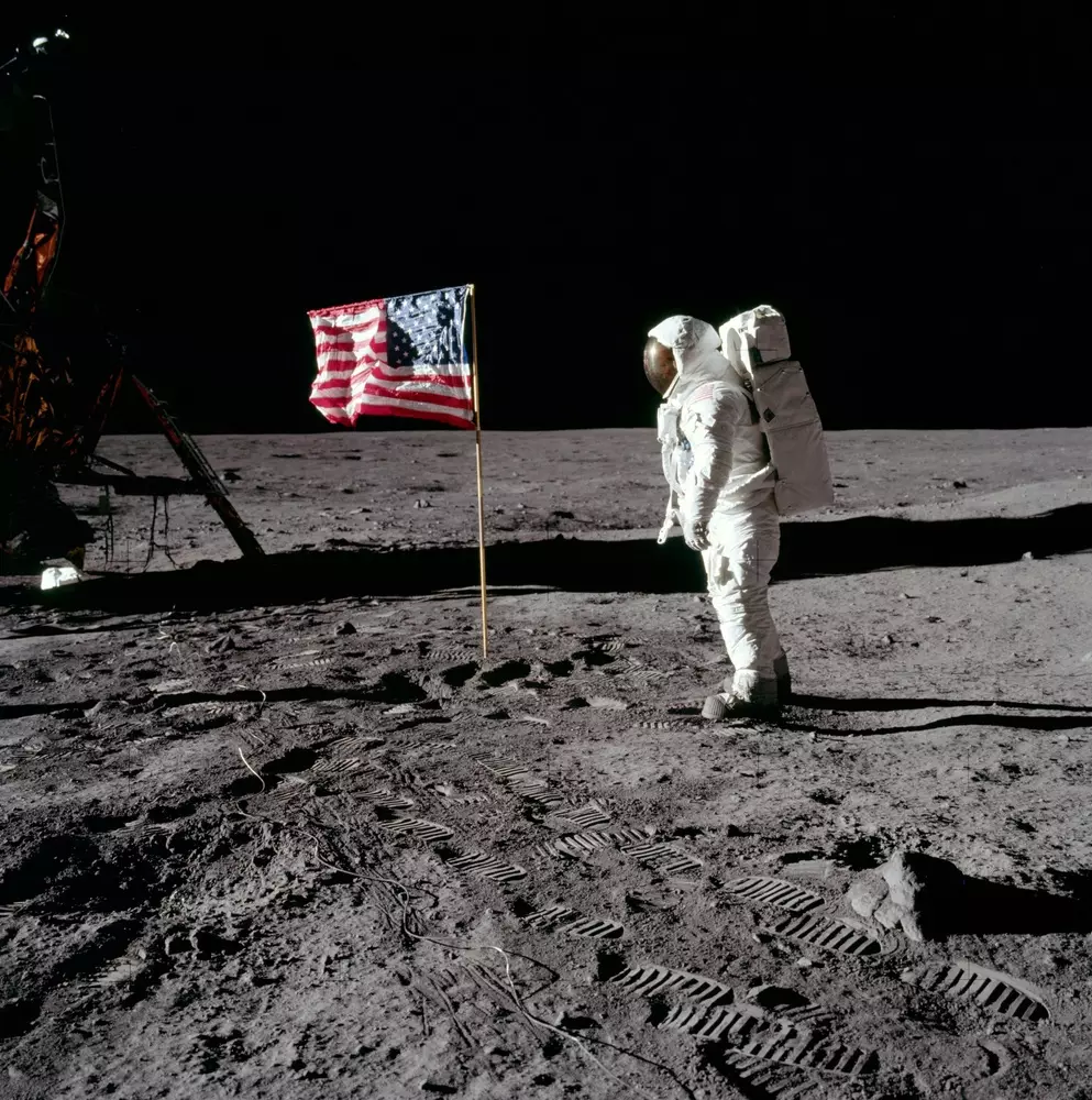 На першій фотографії, зробленій Нілом Армстронгом на Місяці, був мішок для сміття 44185_6