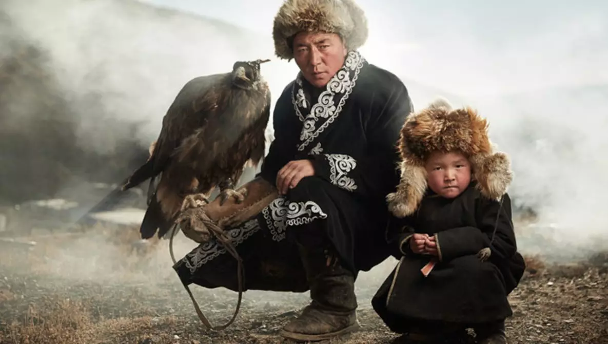 Warisan Mongolian Eagle Hunters Éndah Didokumentasikeun ku Fotografer Sasha Leahovcenco