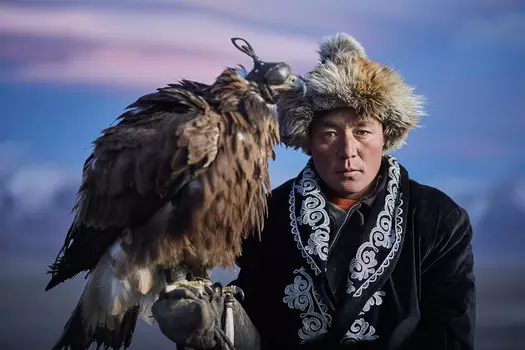 Warisan Pemburu Elang Mongolia yang Didokumentasikan dengan Indah oleh Fotografer Sasha Leahovcenco 447069_19