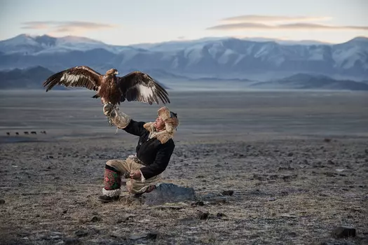 Ang Kabilin sa Mongolian Eagle Hunters Nindot nga Nadokumento sa Photographer nga si Sasha Leahovcenco 447069_8