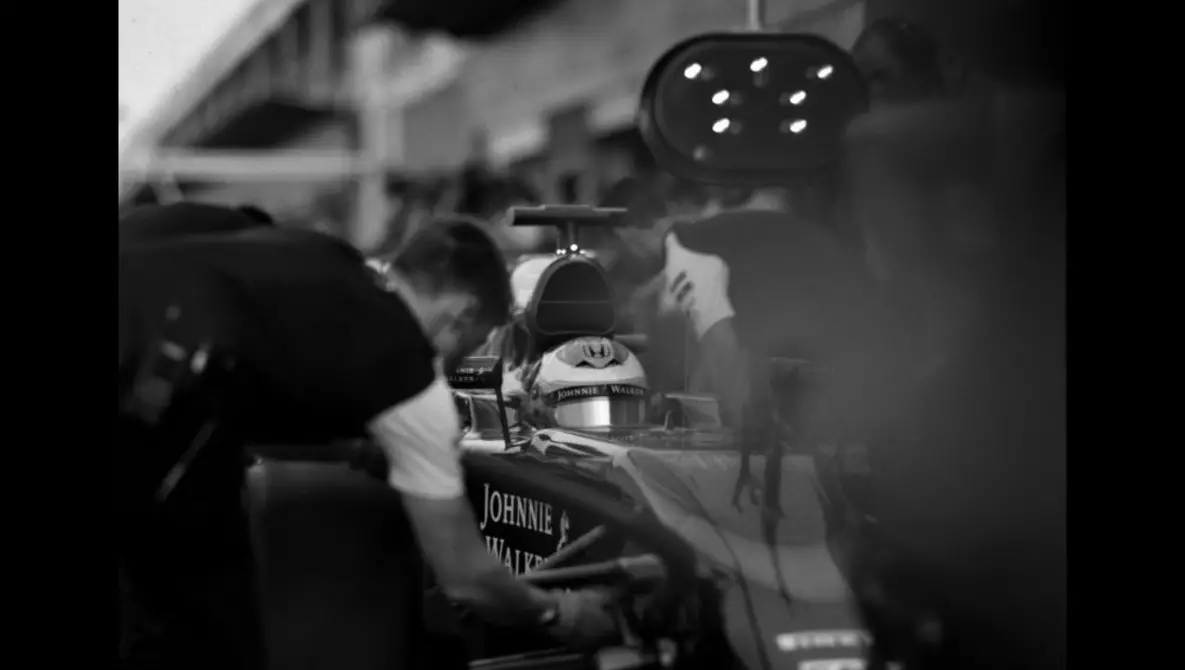 Anakronism i aktion: skjuta Formel 1-racing med en hundraårig kamera