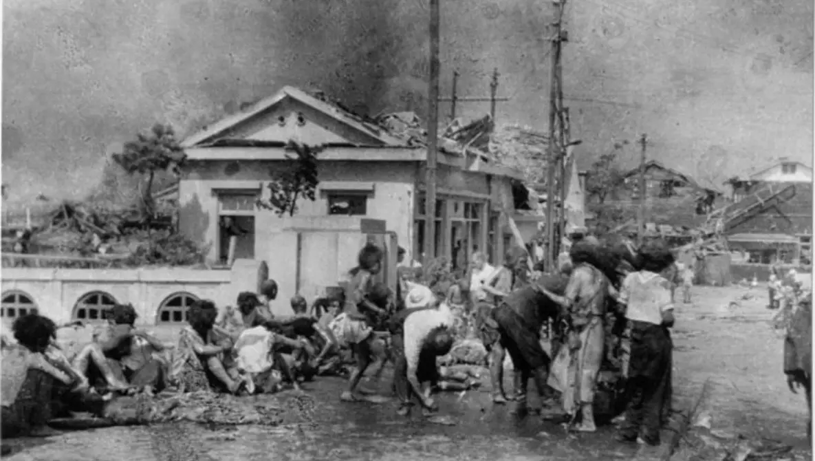 Grianghraif Íocónach d'Iarmhairtí Bhuamáil Hiroshima