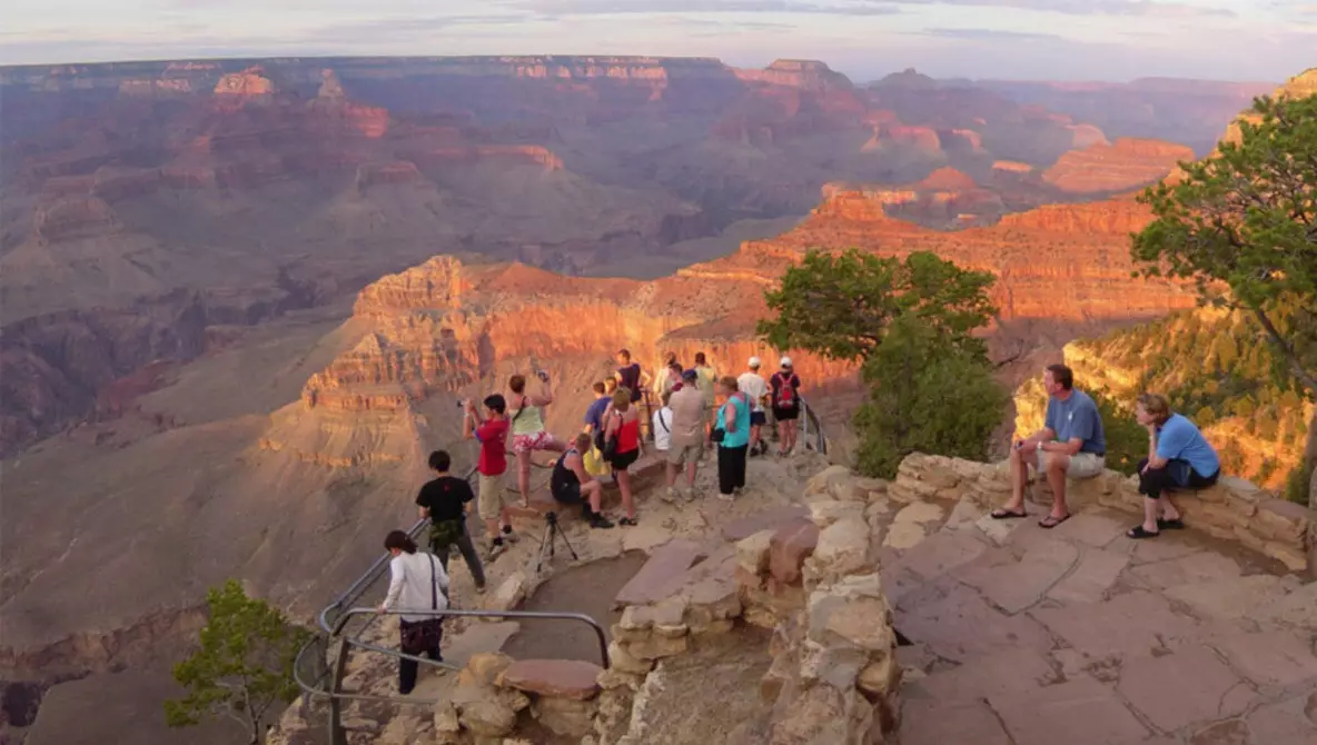 Toeris wat foto's neem, val dood in Grand Canyon