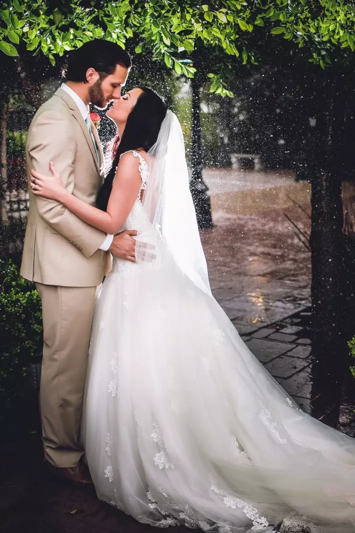 استفاده از_Rain_On_Wedding_Day_To_Create_Beautiful_Photos_Trevor_Dayley